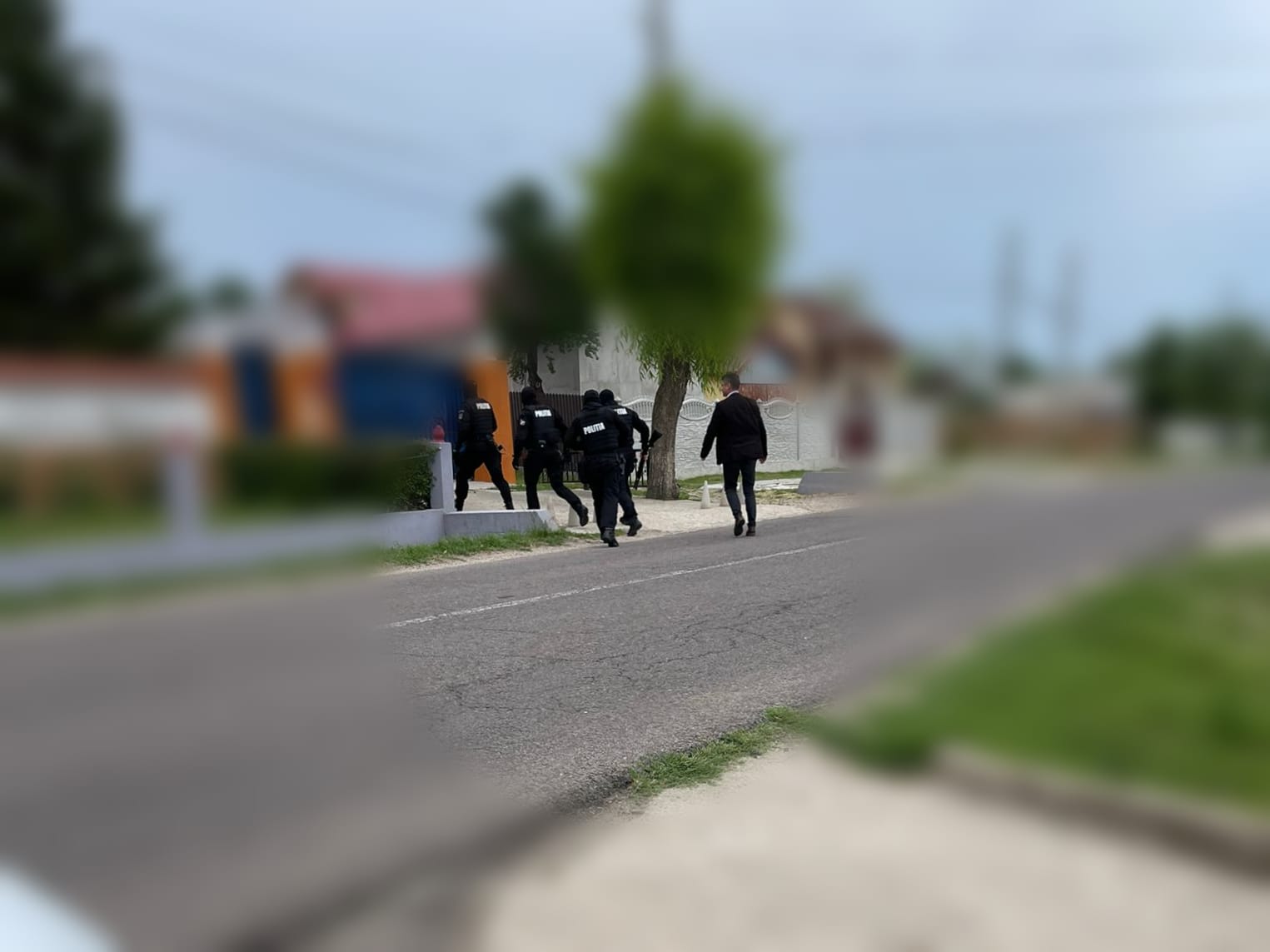 Percheziții în Argeș! Mascații au ridicat o pușcă și 46 de