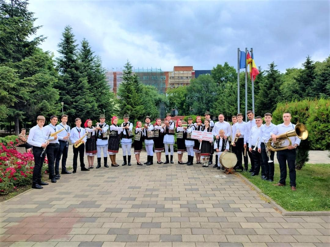 Folclorul de la Valea Siretului de Sus ajunge pe scena din