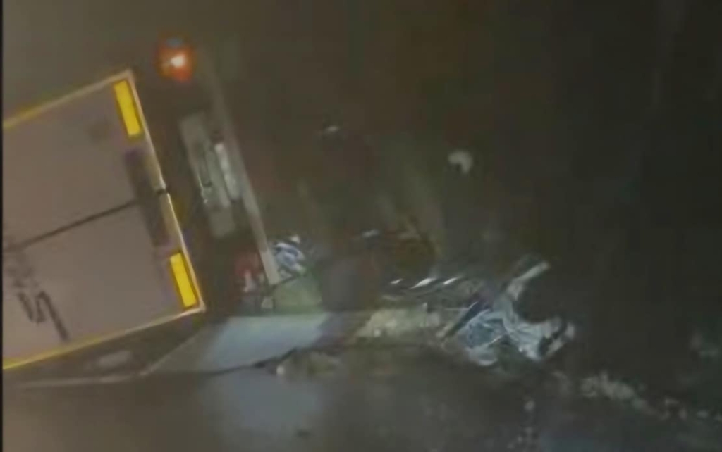 Accident tragic pe autostradă: TIR răsturnat, copil decedat