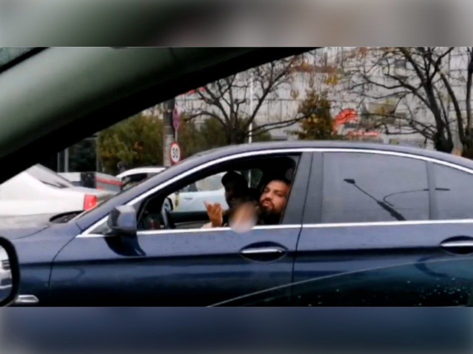 Imagini incredibile: Șofer de BMW surprins conducând cu fetița